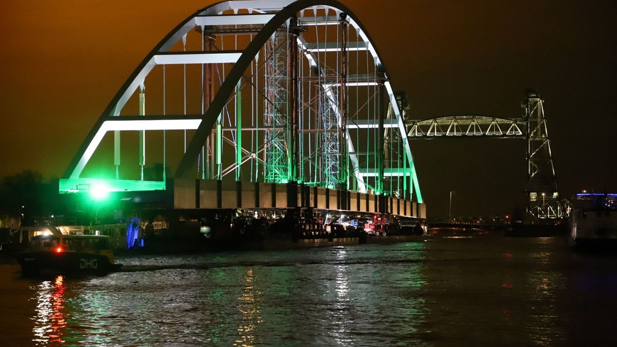 Suurhoffbrug onderweg naar eindbestemming bij de Maasvlakte - Rijnmond