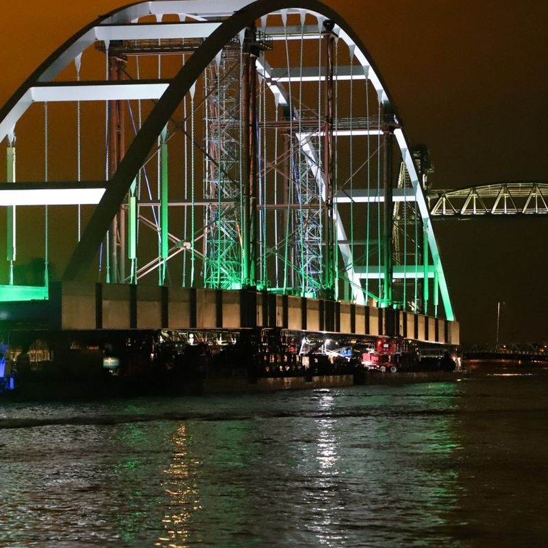 Suurhoffbrug onderweg naar eindbestemming bij de Maasvlakte - Rijnmond