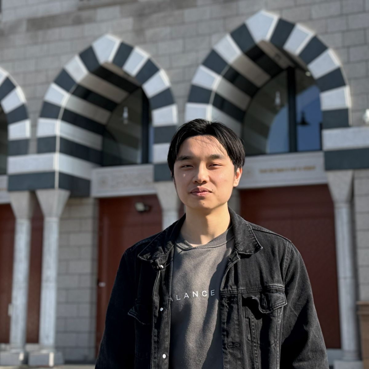 Sam (20) groeide op in een traditionele Chinese familie, maar bekeerde ...