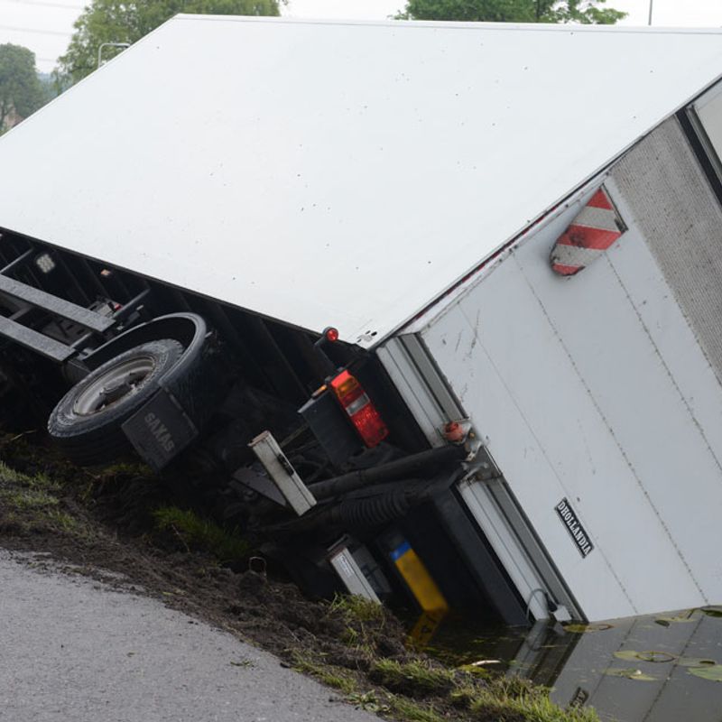 Vrachtwagen belandt in sloot na uitwijkmanoeuvre - Omroep West