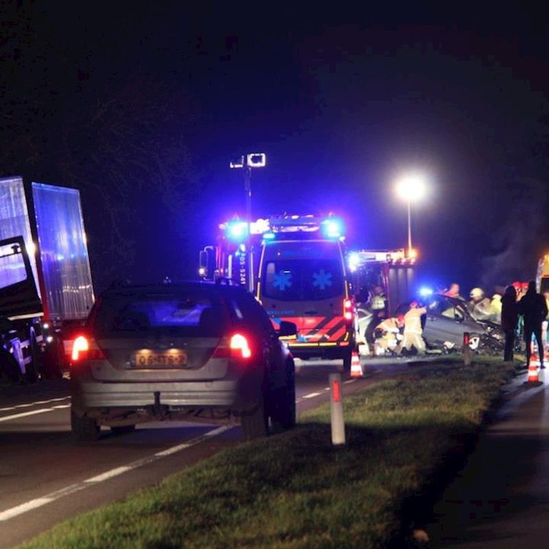 Frontale botsing tussen vrachtwagen en auto op N344 Bathmen - Oost