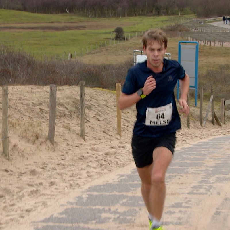 Tim van den Broeke wint jublieumedite Aagtekerkerun - Omroep Zeeland
