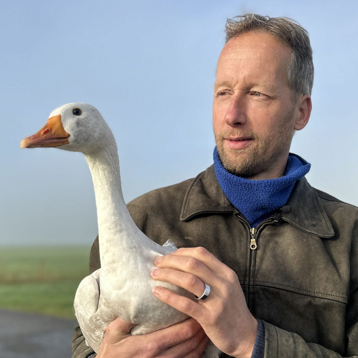 Een bijzondere vriendschap tussen mens en gans: Marthein Plat en Gurbe ...