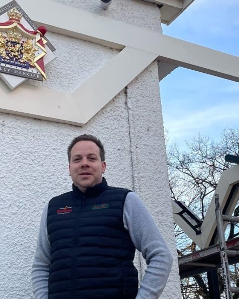 Slijterij Muthert heeft na diefstal een nieuw hofleverancier-bord ...