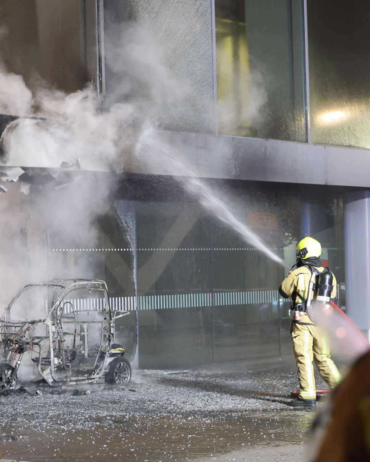 Den Haag Centraal ontruimd na brand, rook in centrale hal - Omroep West