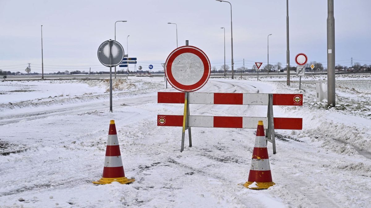Meerdere automobilisten gestrand na negeren afzetting N33 - RTV Noord