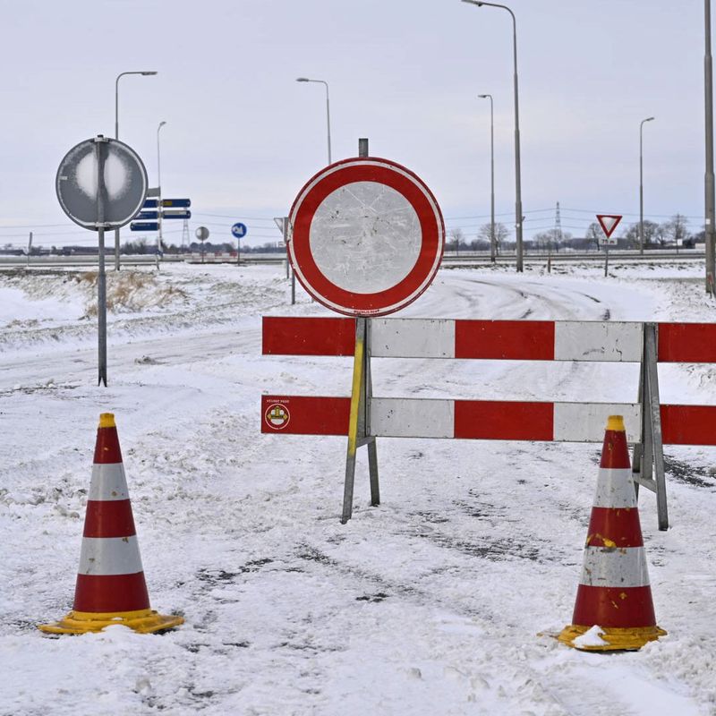 Meerdere automobilisten gestrand na negeren afzetting N33 - RTV Noord