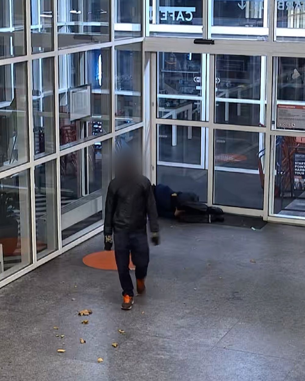 Tientallen tips over man die tegel op hoofd slapende man gooit - Rijnmond