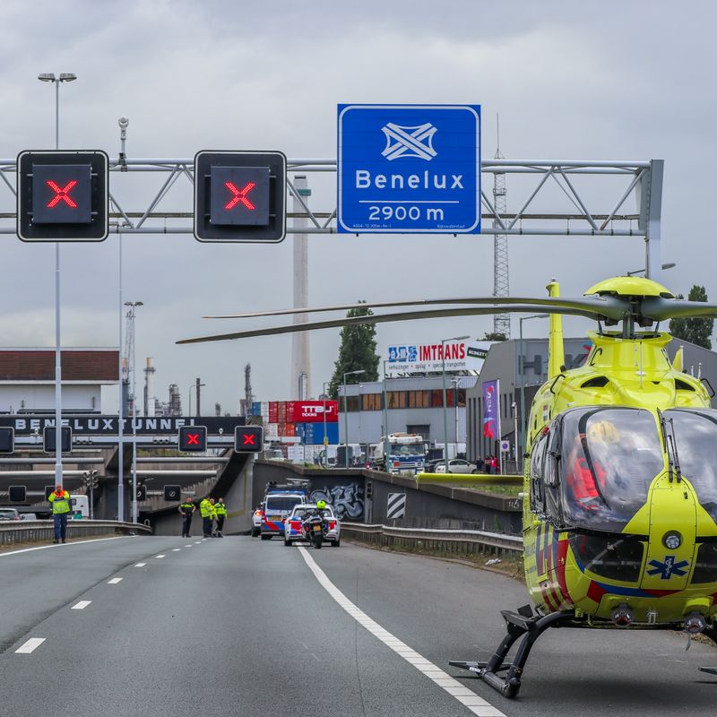 Motorrijder gewond na ongeluk bij Beneluxtunnel, traumahelikopter landt op snelweg - Rijnmond