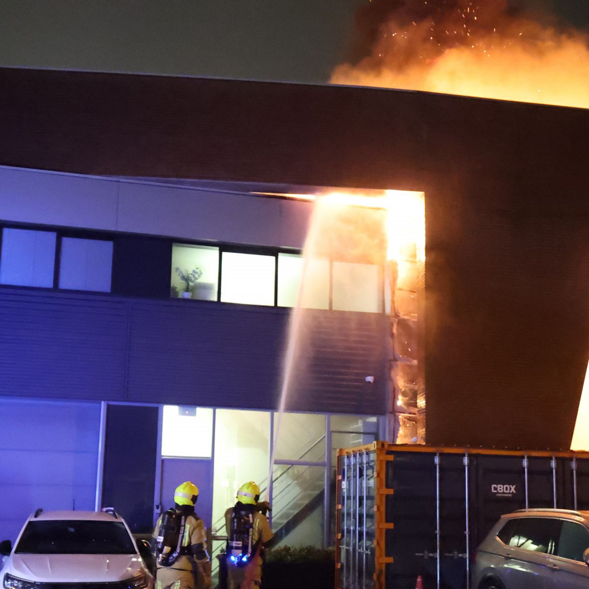 Veel schade na grote brand in bedrijfspand - Omroep West
