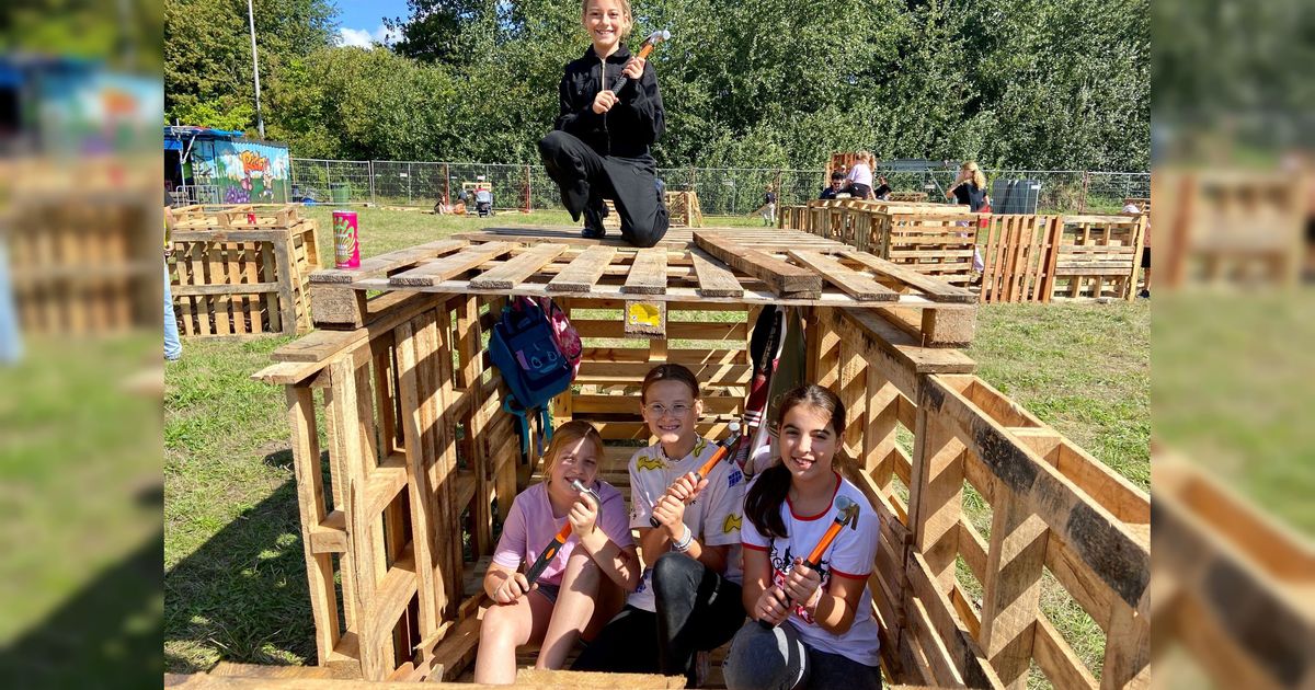 Uren timmeren aan houten hutjes bij start van Speelstad Vlissingen: 'Ik ...