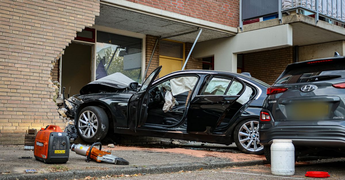 Auto rijdt dwars door gevel, bestuurder met spoed naar ziekenhuis - Rijnmond