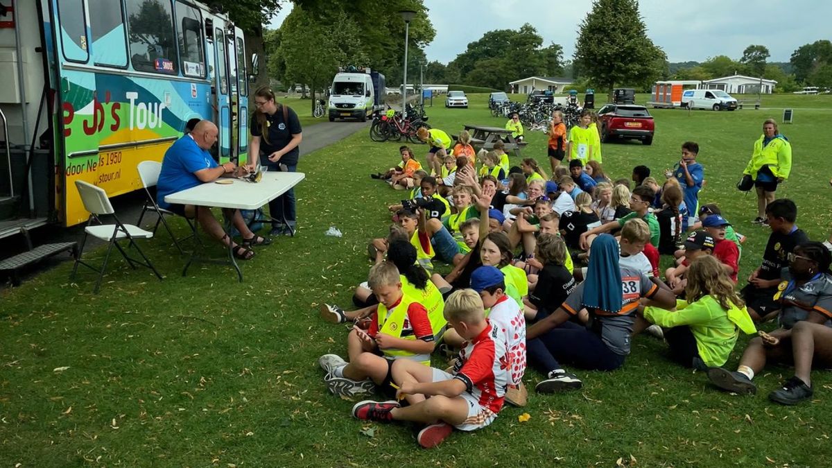 Kinderen die netjes fietsen en opruimen verdienen punten voor de gele ...