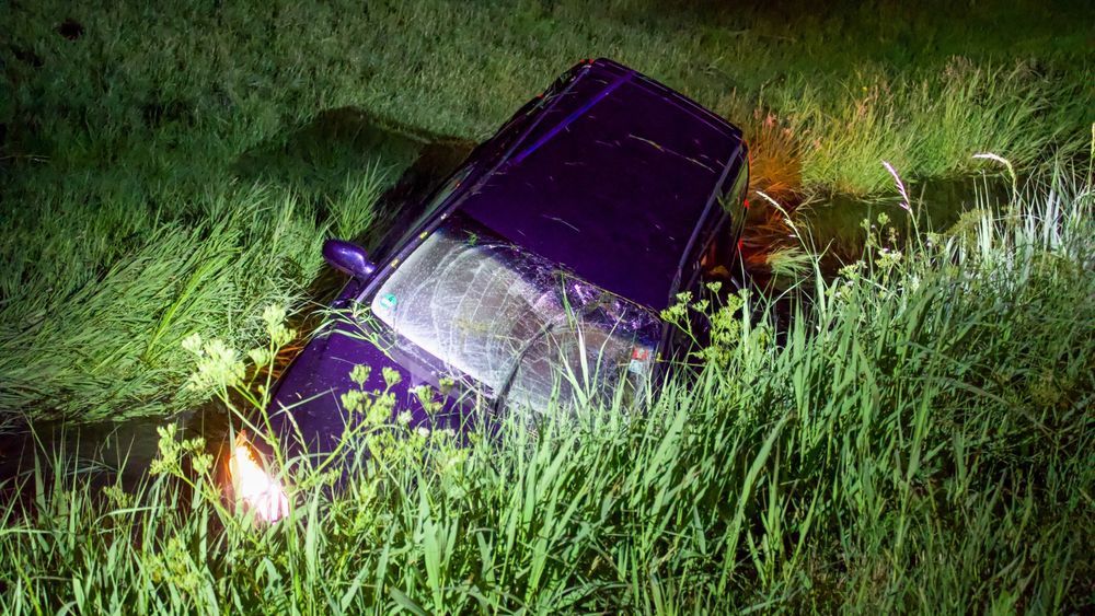 Auto yn de sleat yn Easthim; twa persoanen nei it sikehûs - Omrop Fryslân