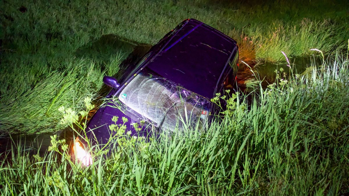 Auto yn de sleat yn Easthim; twa persoanen nei it sikehûs - Omrop Fryslân