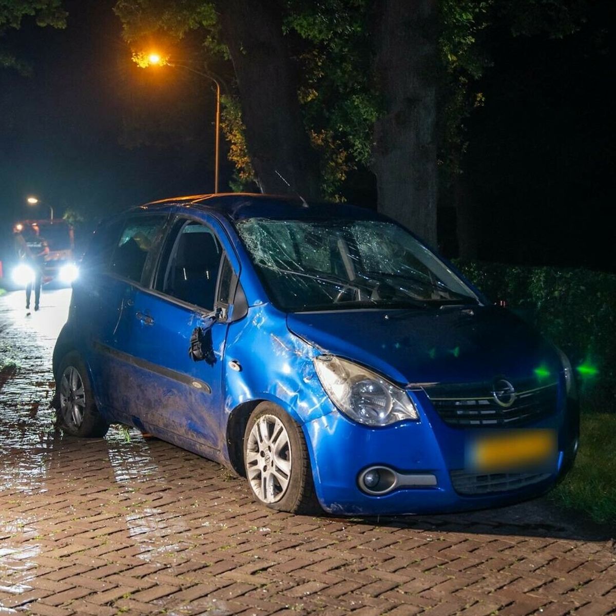 Auto slaat over de kop bij Winde, inzittenden ongedeerd - RTV Drenthe