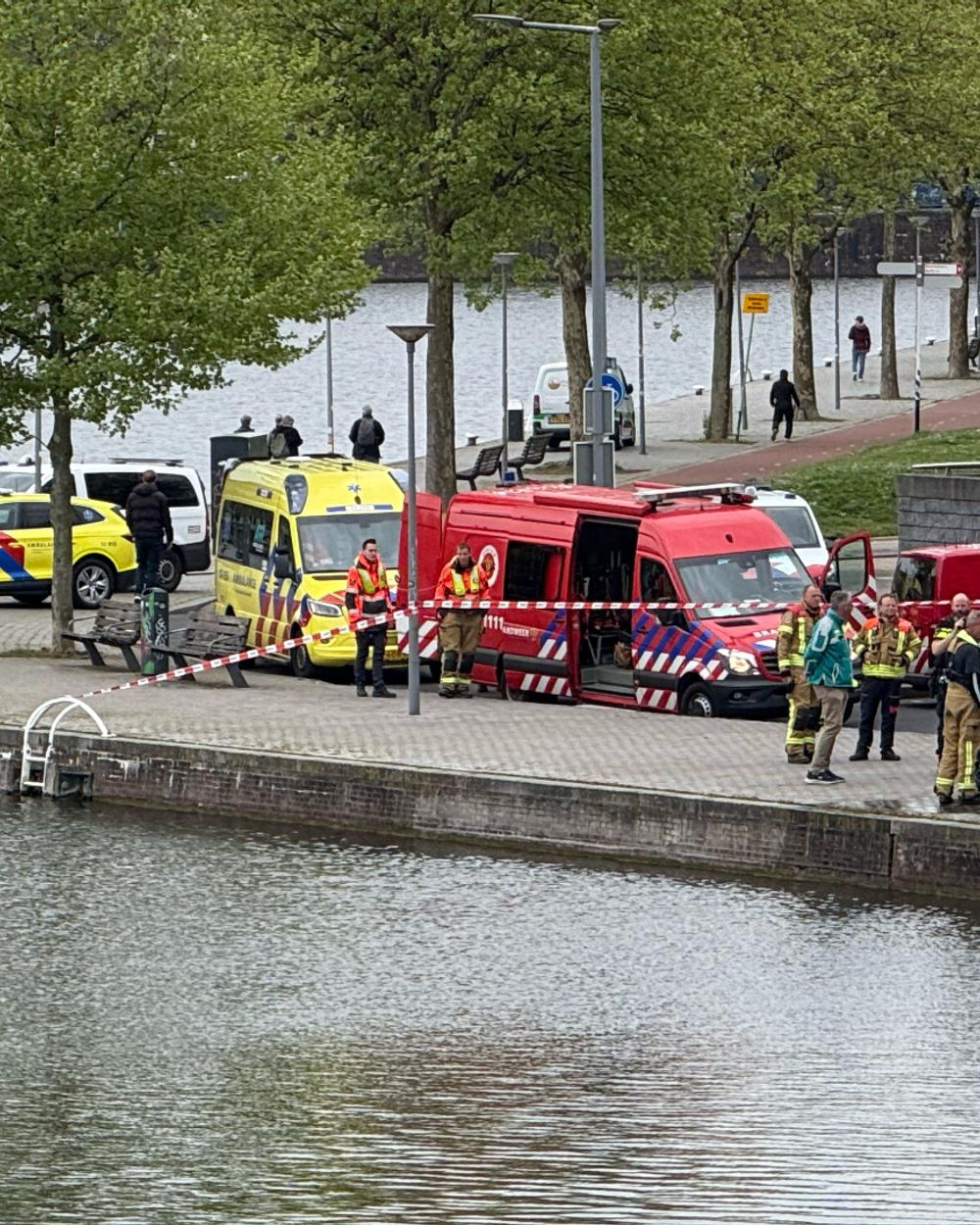 Hulpdiensten rukken massaal uit voor man in het water - Rijnmond