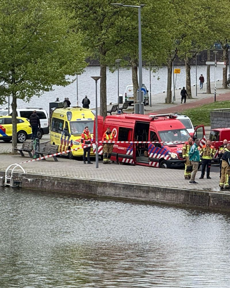 Hulpdiensten rukken massaal uit voor man in het water - Rijnmond