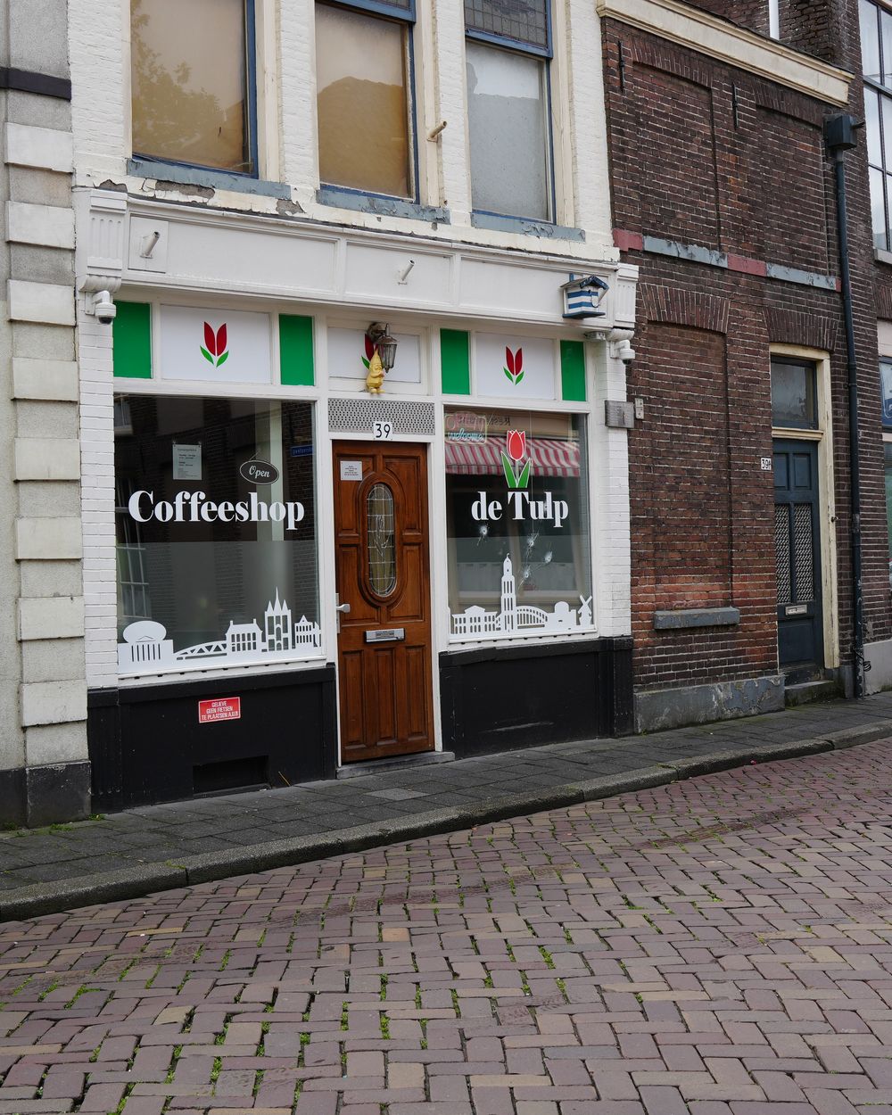 Coffeeshop beschoten in Zwolle, politie doet onderzoek - Oost