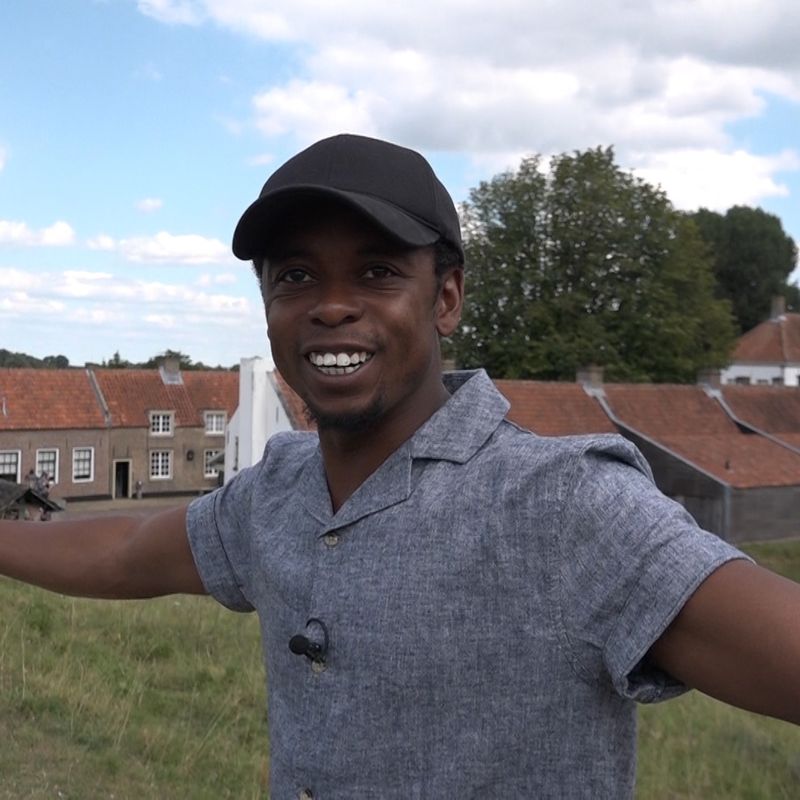 Rapper Typhoon laat zich inspireren in Slot Loevestein - Omroep Gelderland