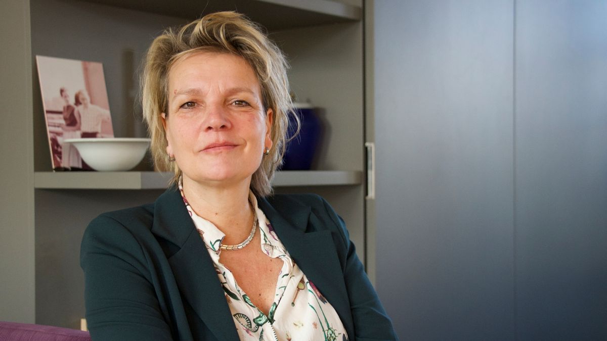 Afvalkunstenares maakt 'peukenzuil' samen met Europese jongeren - RTV Noord