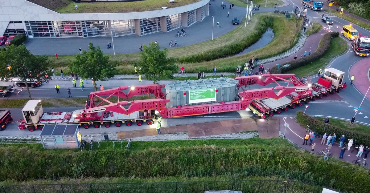 Gigantisch grote transformator vervoerd door Assen: 'Was best spannend ...