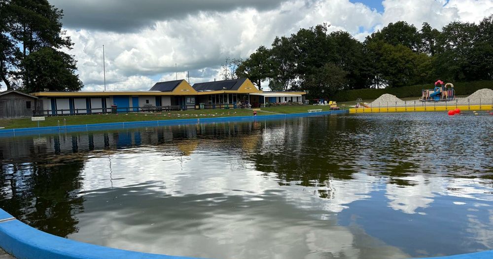 Gratis naar het zwembad in Jubbega, al moet je een parasiet en jeuk wel ...
