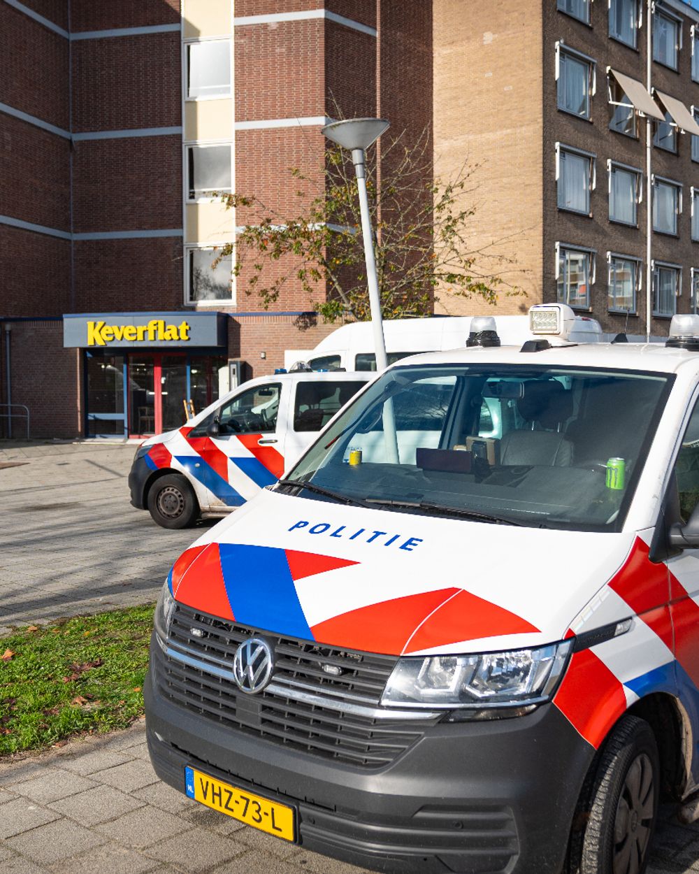 Man (59) dood bij schietincident in woning, politie start groot ...