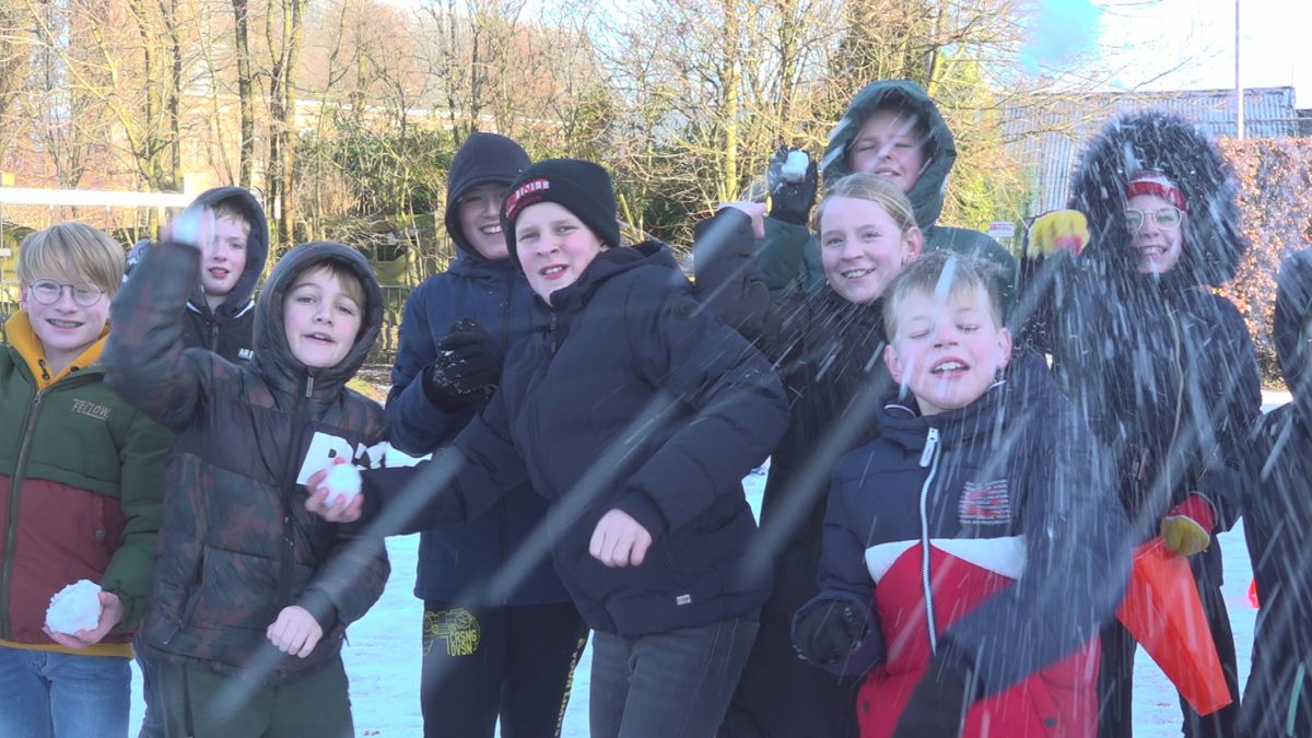 VIDEO: Wanten aan en gooien maar! Sneeuwpret bij Menamer schoolkinderen ...