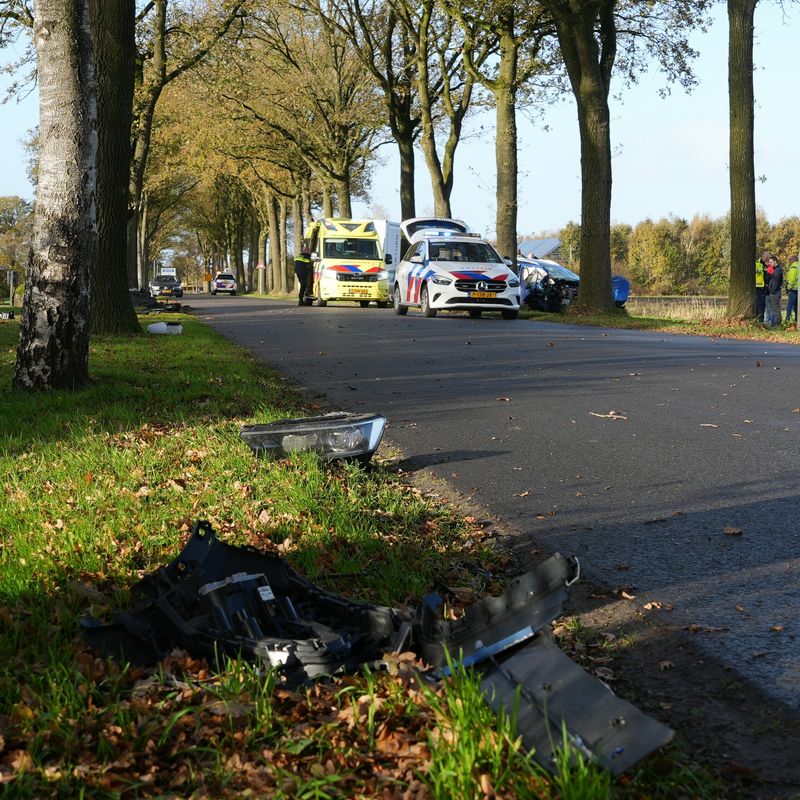 Auto botst op boom in Havelte, bestuurder gewond - RTV Drenthe