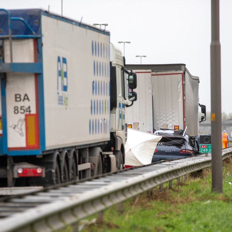 Twee dodelijke slachtoffers bij verkeersongeluk tussen auto en vrachtwagens - Rijnmond