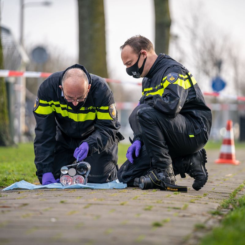Vuurwerkbom Van Wasbenzine En Spuitbussen Onschadelijk Gemaakt In