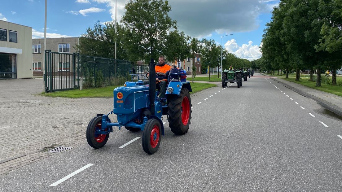 VIDEO: Optocht oude trekkers als dank voor corona-inzet - Omrop Fryslân
