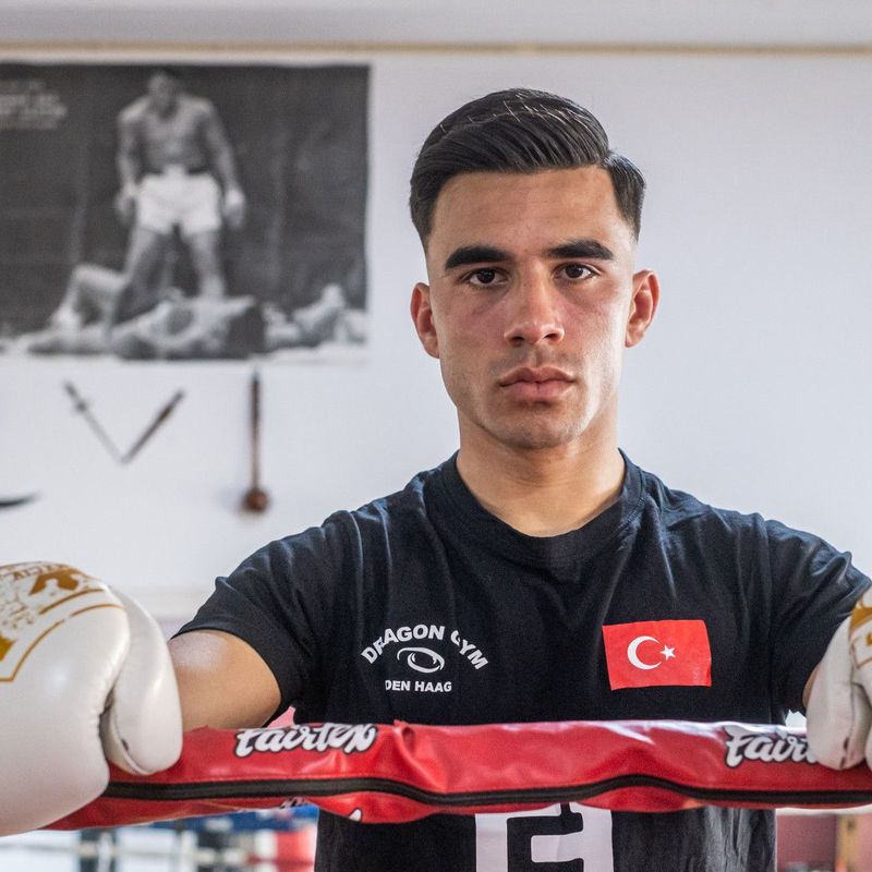 Van turnen naar gevecht om wereldtitel kickboksen, Simsek vertelt over ...