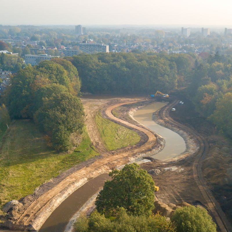 Bosbeek kronkelt weer door Assen: 'Mooi die oude natuur die terugkeert ...
