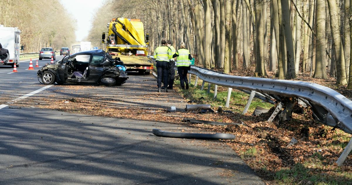 Ongeluk op A28 bij Spier, auto raakt vangrail en vrachtwagen - RTV Drenthe