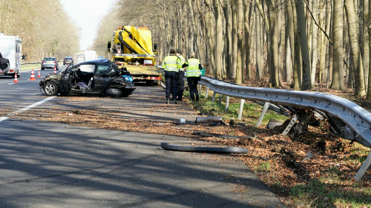 Ongeluk op A28 bij Spier, auto raakt vangrail en vrachtwagen - RTV Drenthe