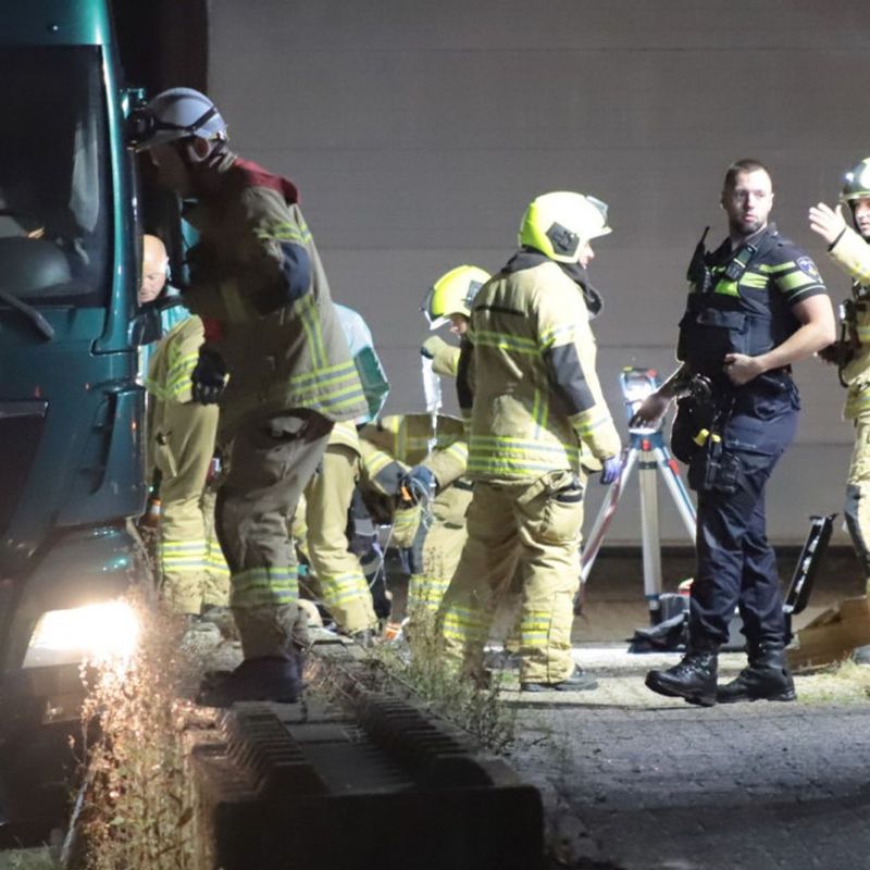 Vrachtwagenchauffeur (71) overlijdt als trailer ineens gaat rollen - Rijnmond