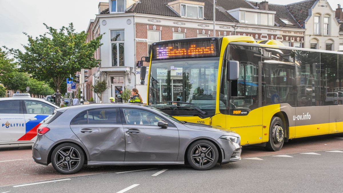 112-nieuws: Stadsbus en auto botsen | Jongen met nepwapen aangehouden ...