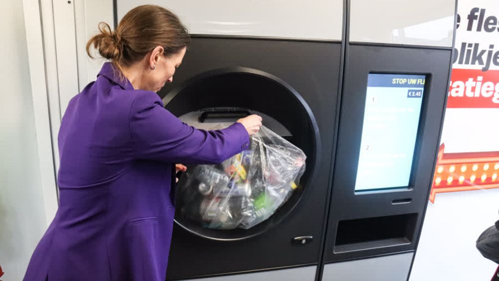 Honderden statiegeldflessen en -blikjes tegelijk in automaat: 'Ik heb ...