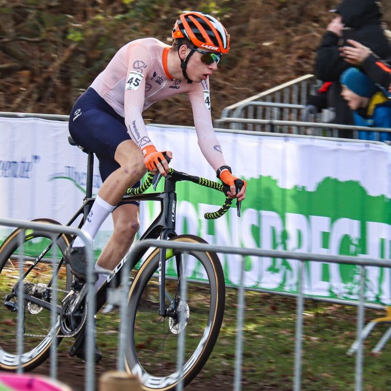 Senna Remijn verrassend naar zilver op WK veldrijden voor junioren ...