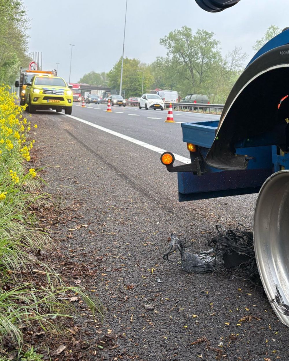 Fikse vertraging op snelweg door vrachtwagen met kapotte band - Rijnmond