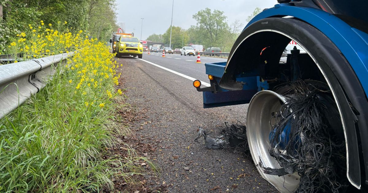 Fikse vertraging op snelweg door vrachtwagen met kapotte band - Rijnmond