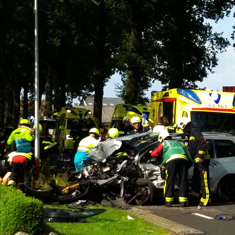 Drie ernstig gewonden na frontale botsing in Hollandscheveld - RTV Drenthe