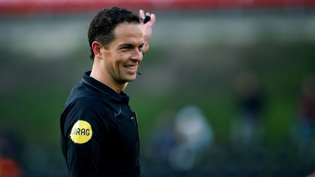 Richard Martens scheidsrechter bij duel tussen Go Ahead Eagles en ...