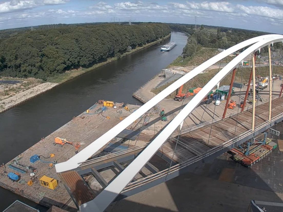 Megaklus in Lochem: brug van 1750 ton schuift over Twentekanaal ...