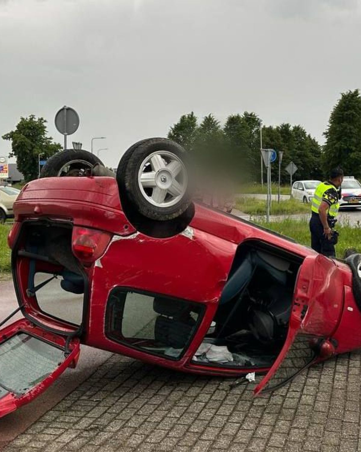 Auto op de kop • ongeluk op crossbaan - Omroep Gelderland