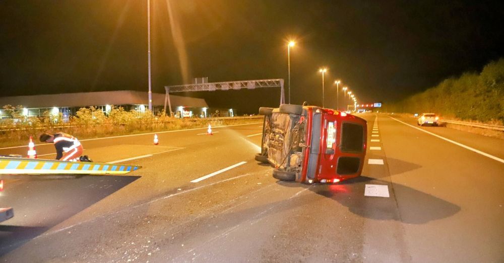 Man valt in slaap achter stuur op snelweg - Omroep Gelderland