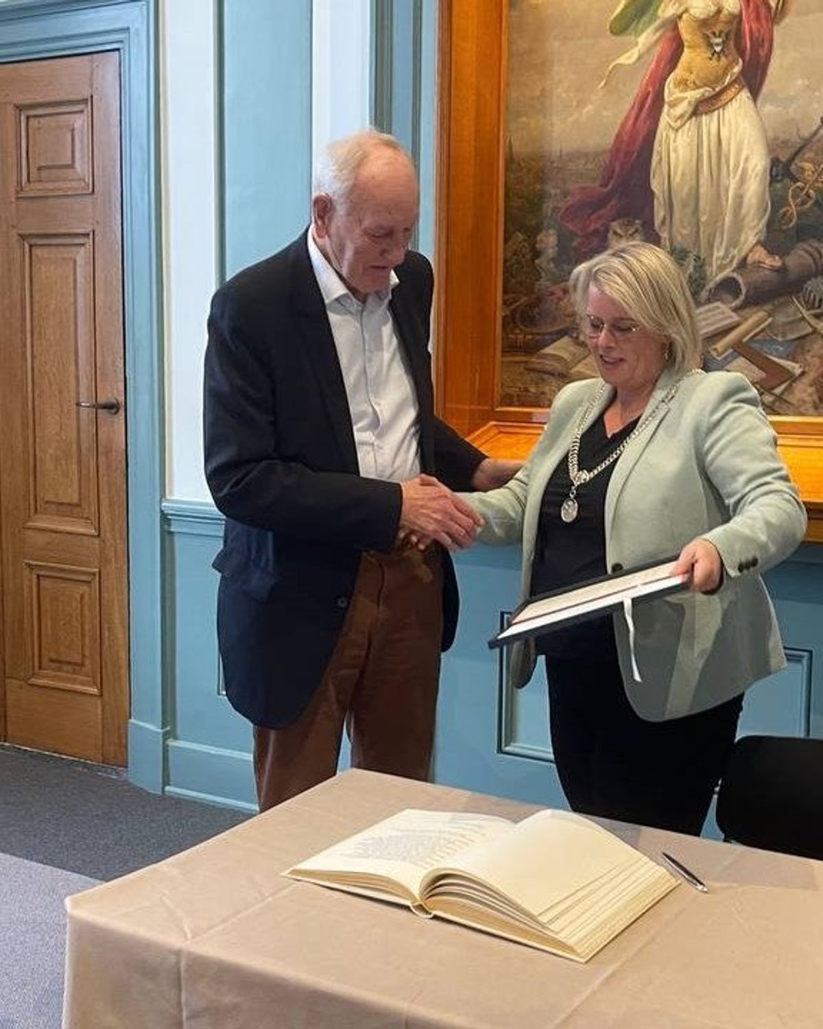 Johan Remkes ingeschreven als Ereburger van Groningen - RTV Noord