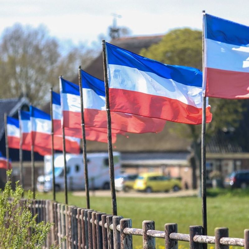 Poll: Moeten alle vlaggen tijdens 4 en 5 mei weer recht worden gehangen ...
